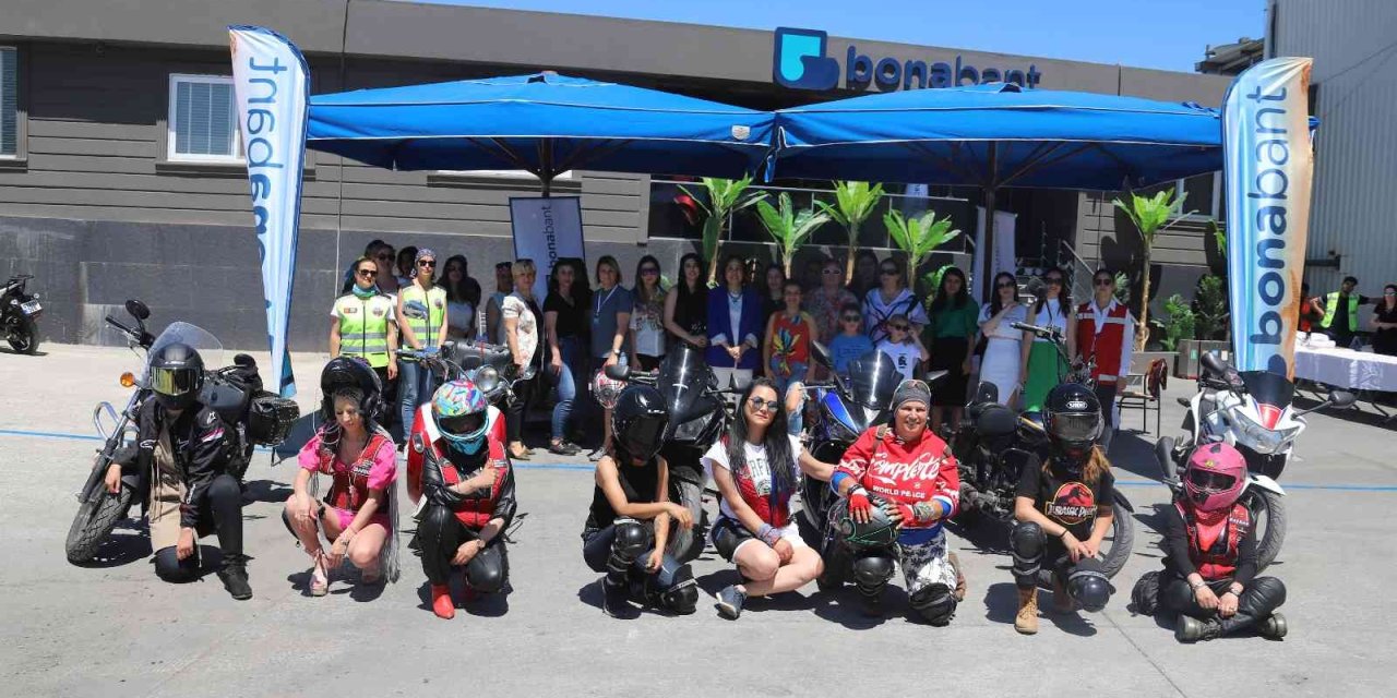 Kadın Motorcular Şov Yaptı