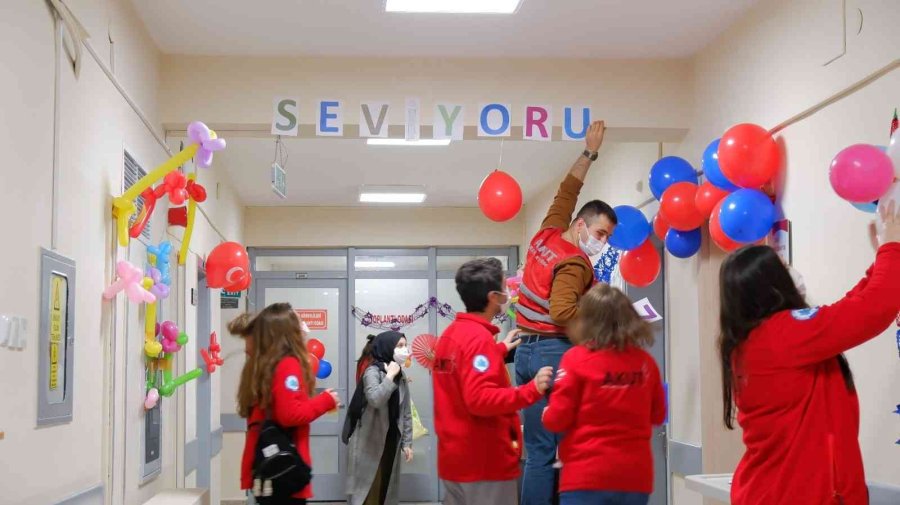 Akut Eskişehir Ekibinden Minik Hastalara Yılbaşı Sürprizi