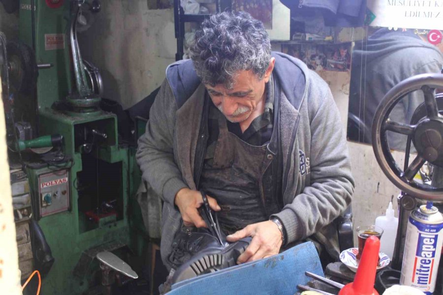 Ekmeğini Kazanma Peşinde Olan Esnaf Soğuğa Kendi Yöntemleriyle Çare Buluyor