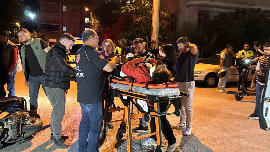Panik Yapan Motokurye Motosikletle Birlikte Devrilerek Yaralandı